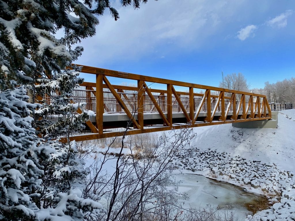 Un pont de sentier en treillis bowstring modifié sert d’ancrage au ...