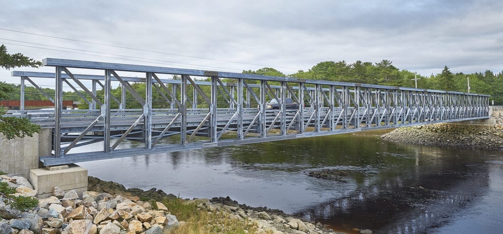 Deux ponts modulaires en treillis riveté Algonquin sont installés ...