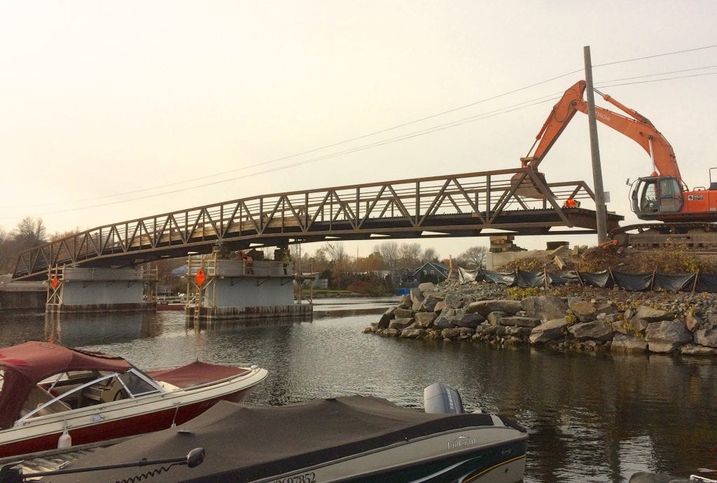 Un pont à treillis unique à Hampton, N-B, surmonte une ligne de chemin ...