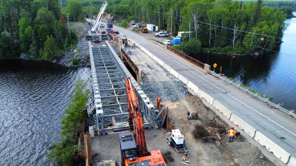 Deux ponts Algonquin de forte capacité en location sur le chantier de ...